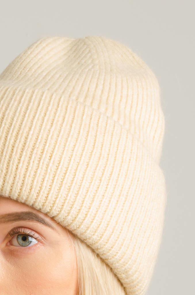 CZAPKA PRĄŻKOWANA BEANIE BASIC- BEŻOWA - Olika