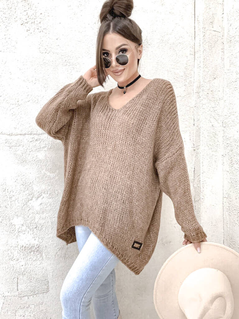 DŁUGI ASYMETRYCZNY SWETER Z NASZYWKĄ- BRĄZOWY - Olika